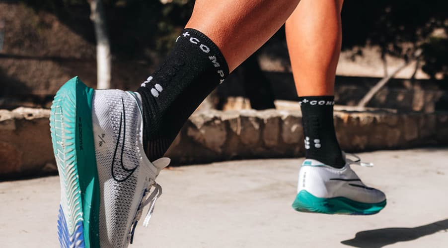 Compressport Pro Marathon Socks V2.0 - Black/White | Outdoor Insight